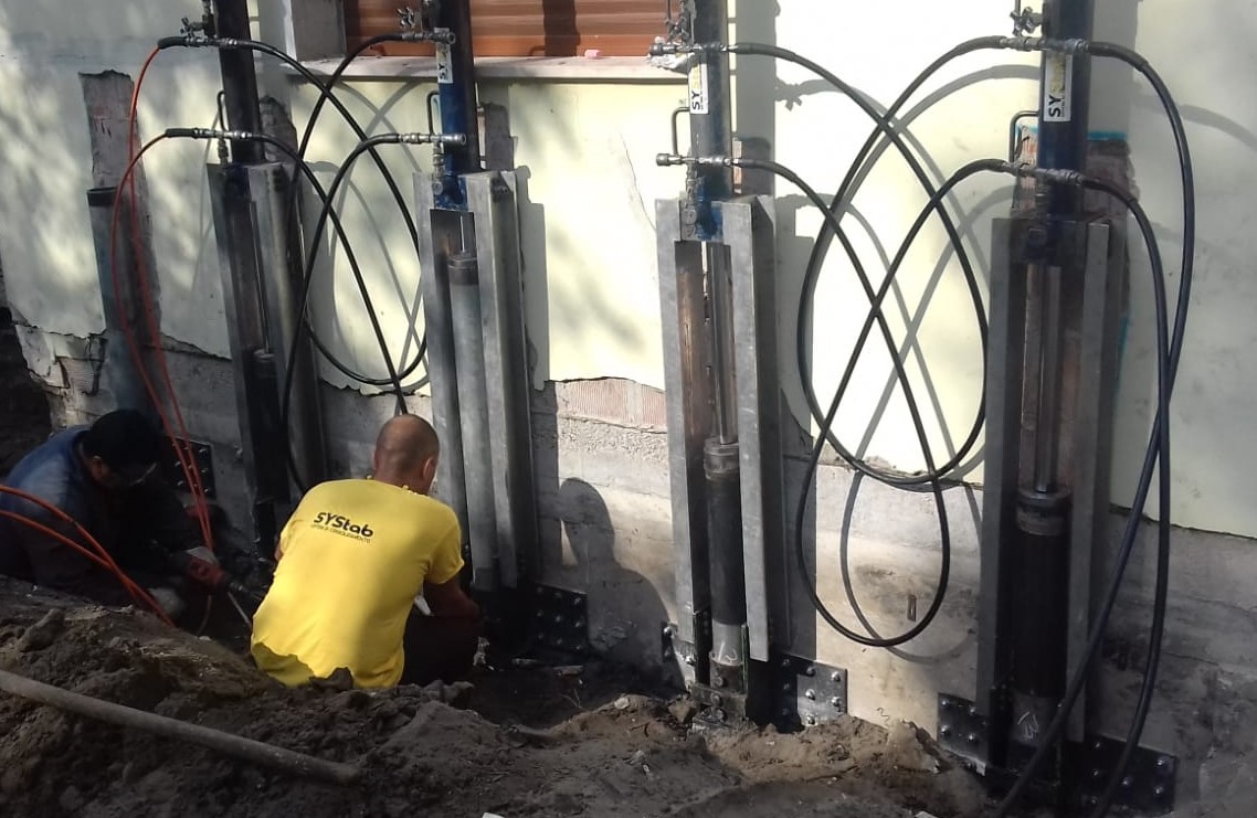 Cedimento d'angolata: i passi da seguire per consolidare le fondazioni con micropali precaricati ...